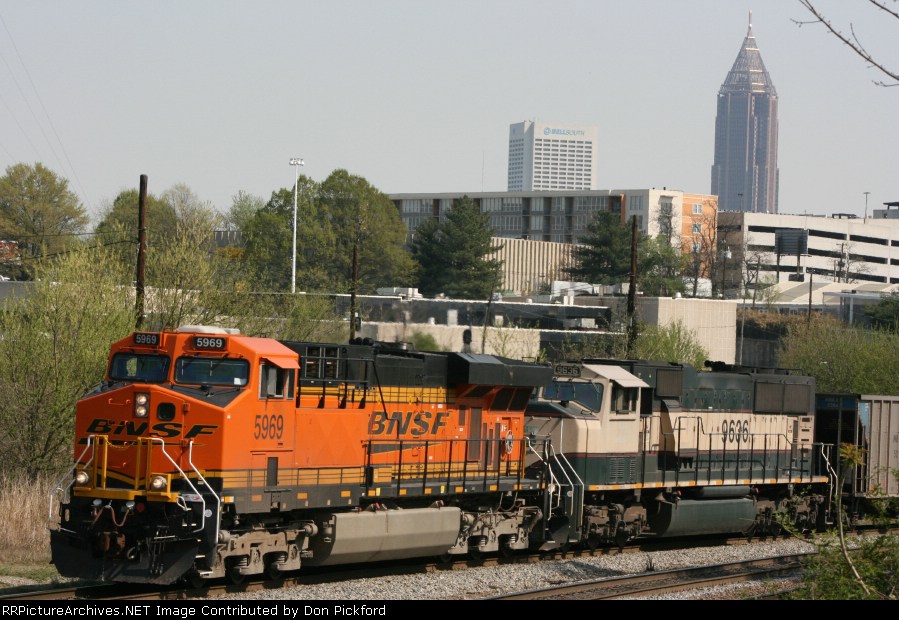 BNSF 5969 "GE ES4400AC" & BN ex 9636 "SD 70Mac heads north